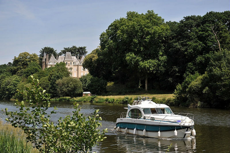 Châteaux and gardens in Anjou on a Boat